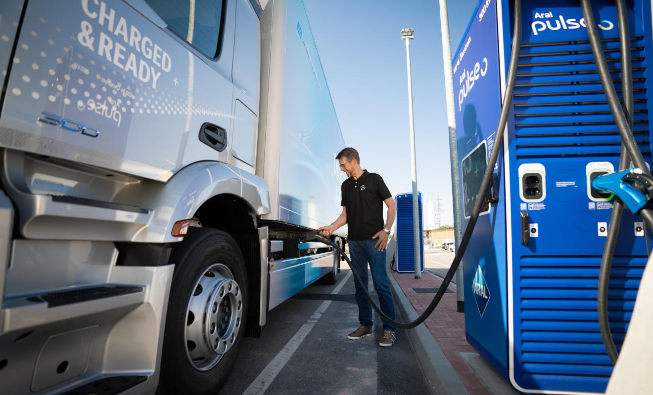 Elektroantrieb bei Lkw beliebter als Wasserstoff - Electrified